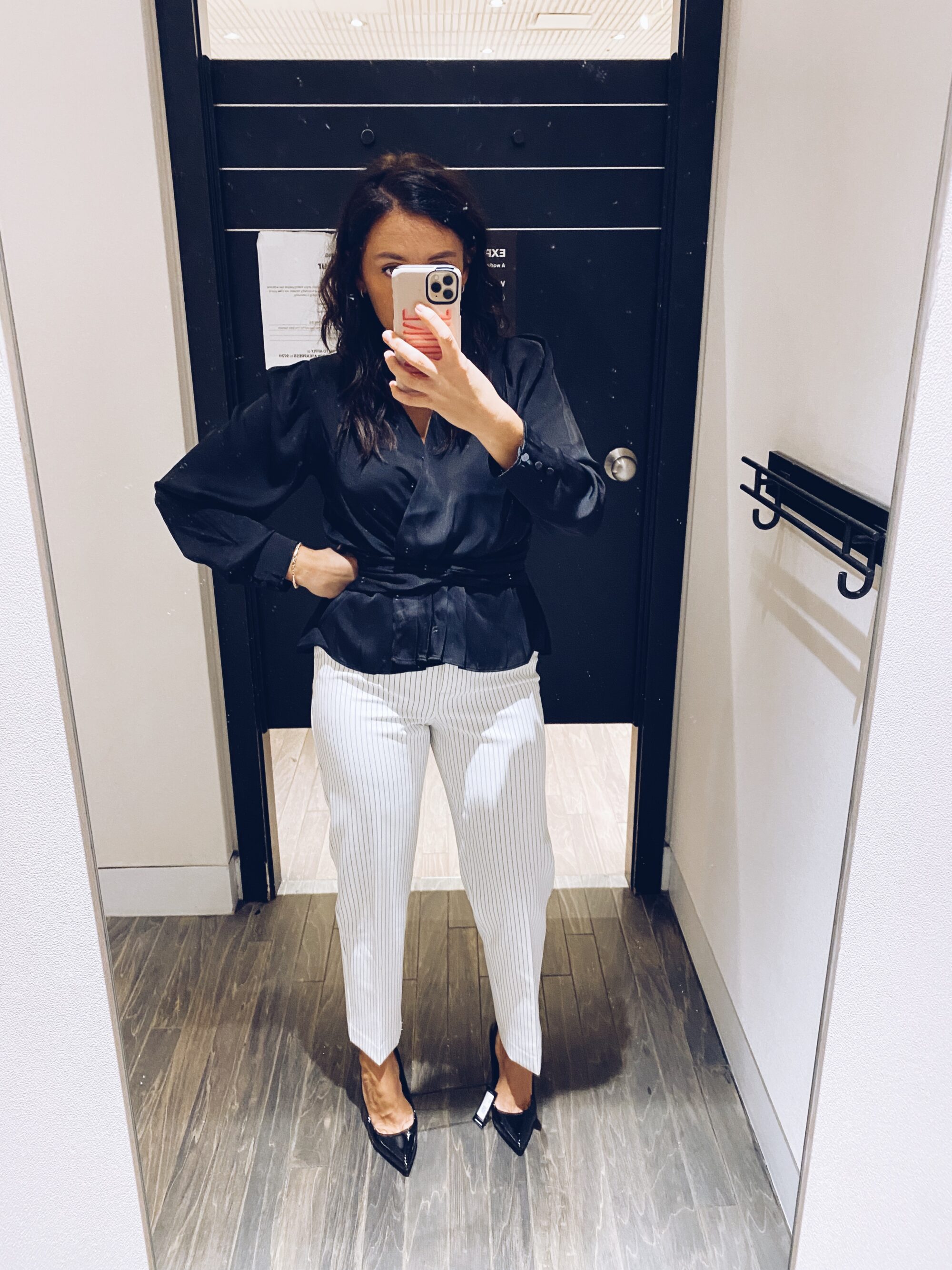 27 Comfortable and Cute Teacher Outfits for 2023-2024