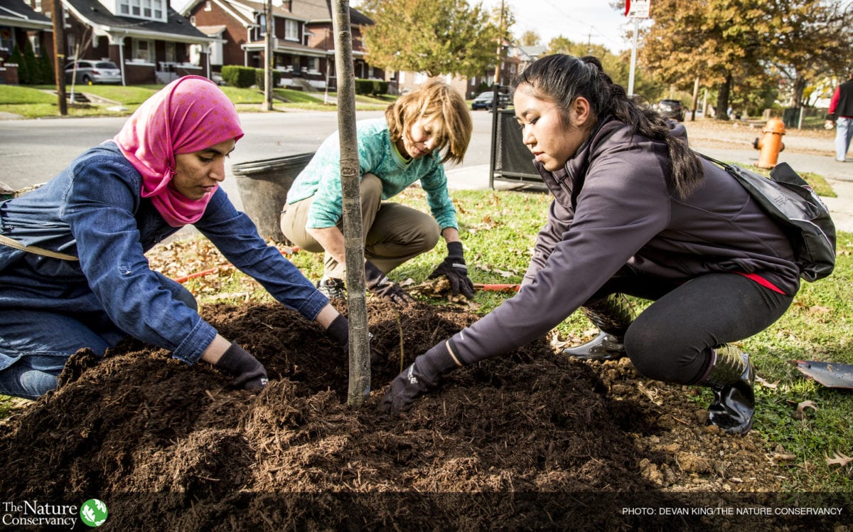 Ways to Teach Kids to Pay it Forward